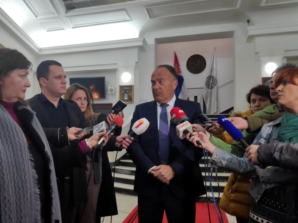 Ministar prosvete umesto odgovora vređao novinare i gurnuo mikrofon ...