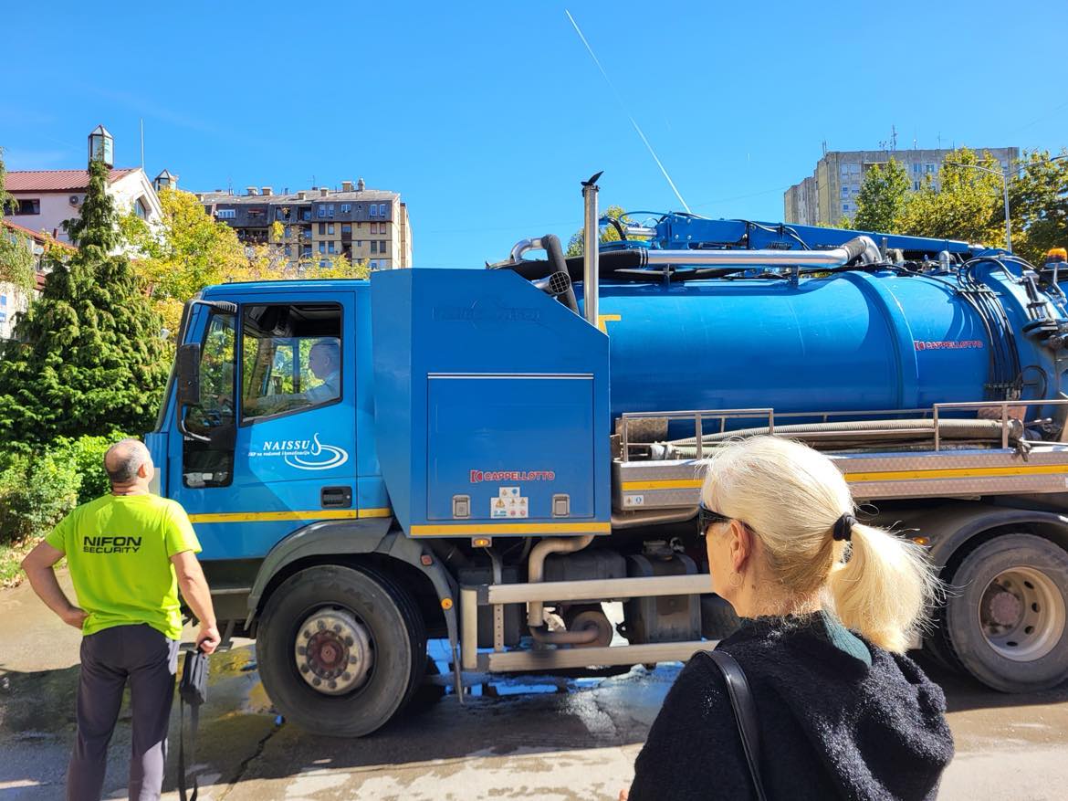 Poplavljen deo Bulevara Nemanjića u Nišu - Društvo - Južne vesti
