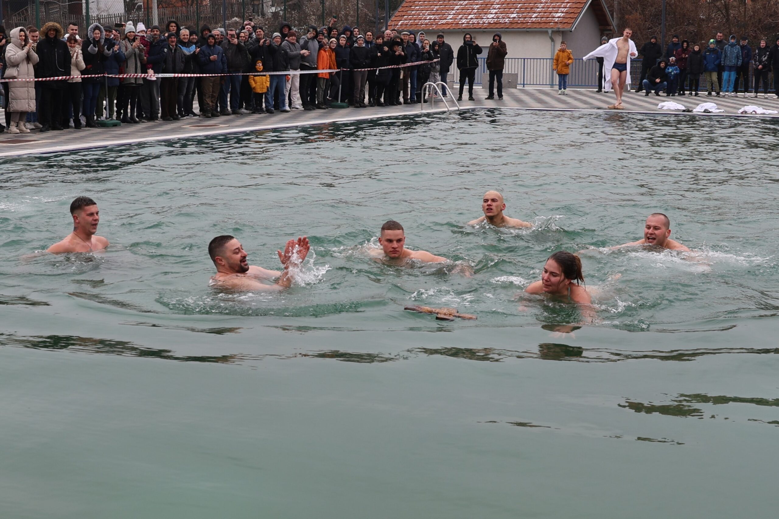 Južnjaci plivali za Časni krst, među pobednicima i dama - Društvo ...