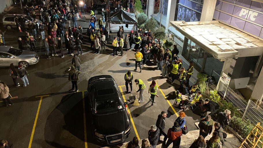 Studenti završili blokadu Radio-televizije Srbije, policajcu povređeno oko - BBC News na srpskom ...