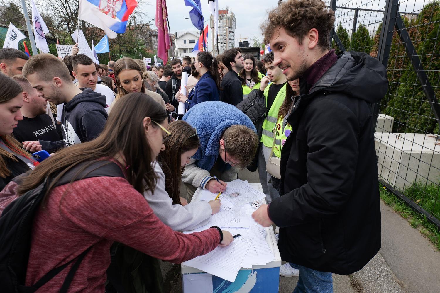 Studentski protest ispred televizije Informer: Pokrenuta peticija za ...