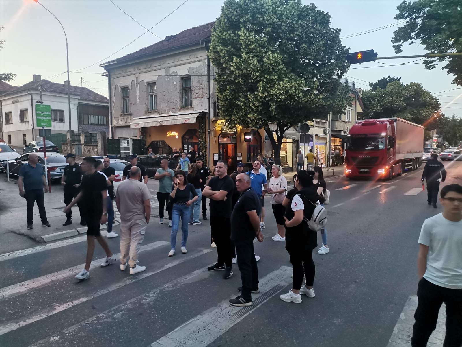Roditelji blokirali ulicu u Prokuplju nakon što se autobus sa đacima zapalio kod Boljevca ...