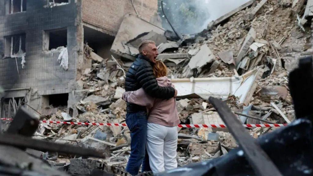 Najmanje 15 mrtvih u velikom ruskom napadu na Kijev - BBC News na srpskom - Južne vesti