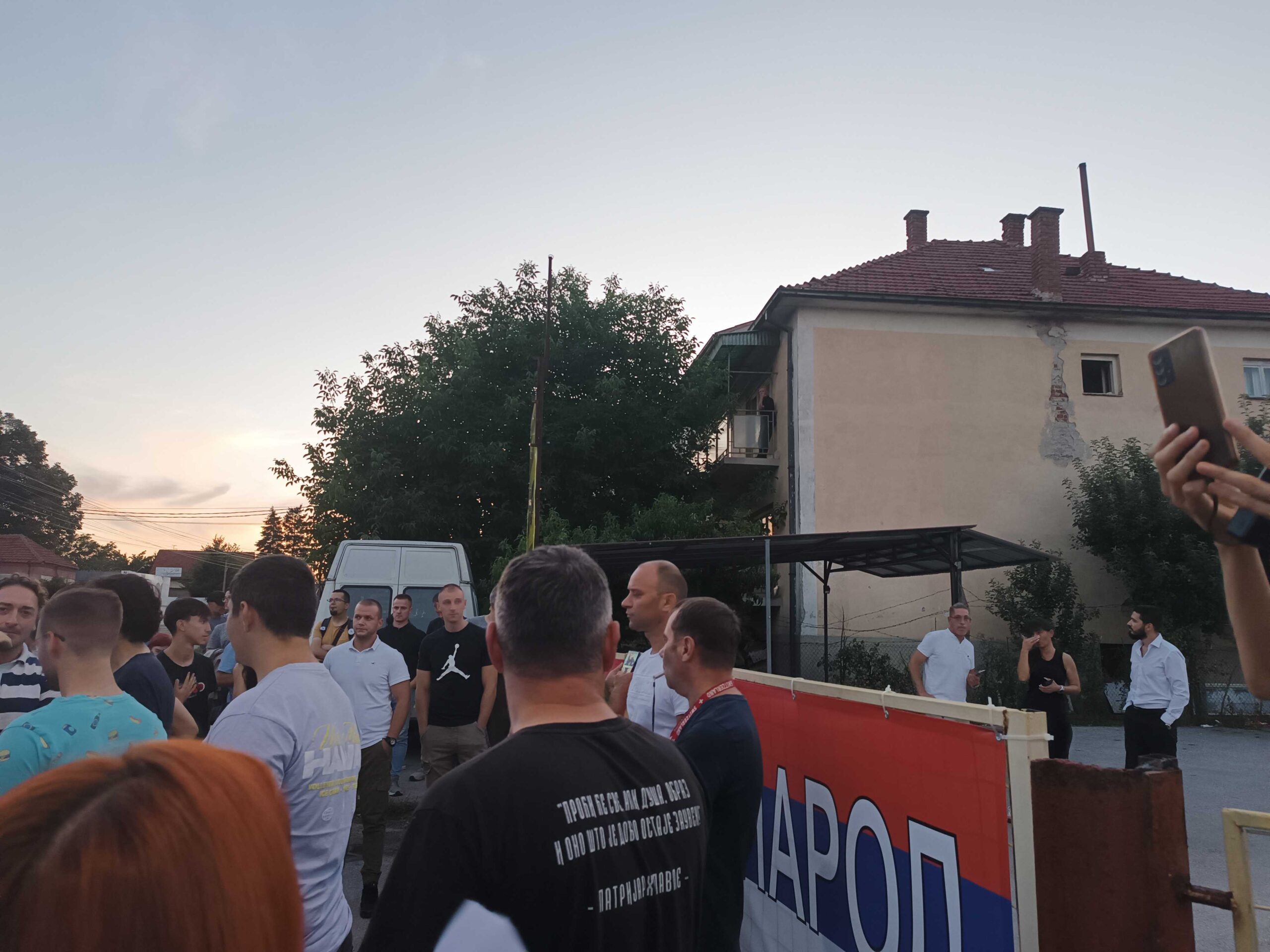 Protest ispred "Niš TV" - rasprava preko ograde i poruka "Idite u ...