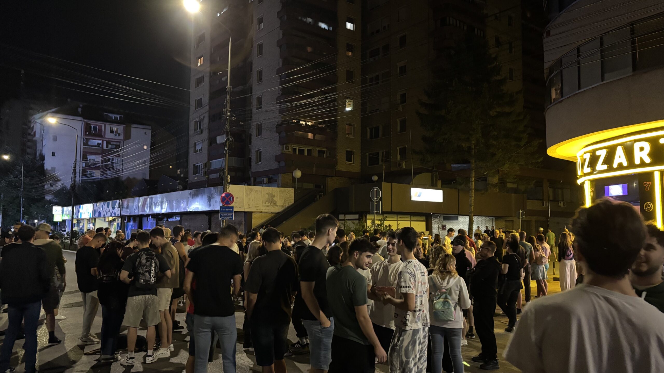 Noć ispred SNS prostorija u Nišu: Kordon, jaja i burne reakcije građana na nasilje u Novom Sadu ...