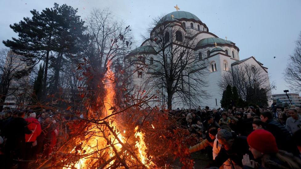 Zašto kitimo jelku i palimo badnjak pred Božić - BBC News na srpskom ...